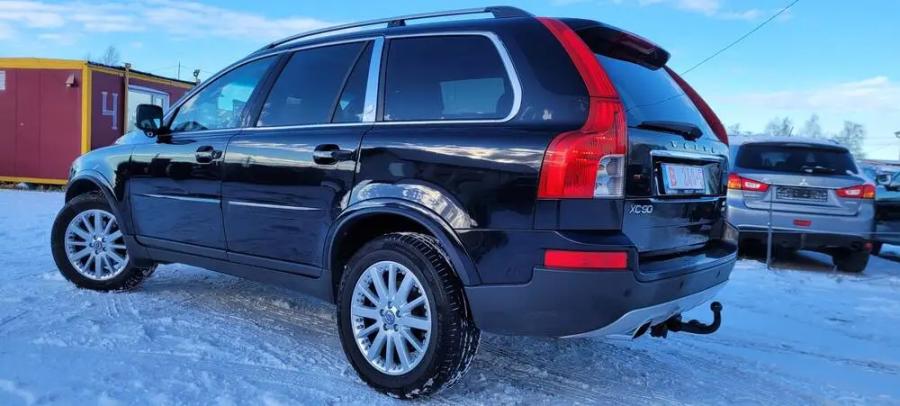 Black Volvo XC90 2006 in Riga, with an engine capacity of 2.40 L and mileage of 248 thousand km for 8900 €, photo 8 on AUTOMOTO.COM.LV