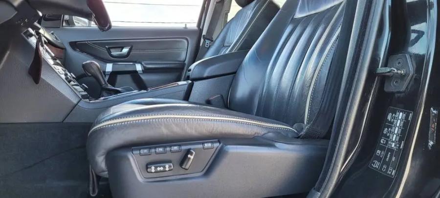 Black Volvo XC90 2006 in Riga, with an engine capacity of 2.40 L and mileage of 248 thousand km for 8900 €, photo 22 on AUTOMOTO.COM.LV