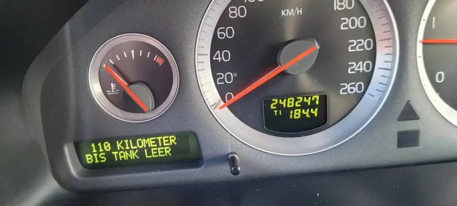 Black Volvo XC90 2006 in Riga, with an engine capacity of 2.40 L and mileage of 248 thousand km for 8900 €, photo 26 on AUTOMOTO.COM.LV