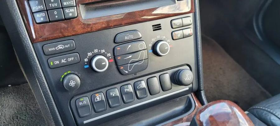 Black Volvo XC90 2006 in Riga, with an engine capacity of 2.40 L and mileage of 248 thousand km for 8900 €, photo 27 on AUTOMOTO.COM.LV