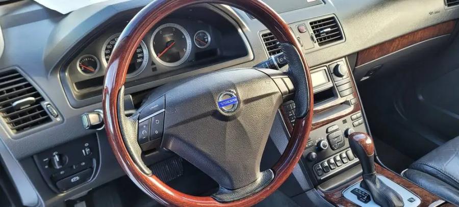 Black Volvo XC90 2006 in Riga, with an engine capacity of 2.40 L and mileage of 248 thousand km for 8900 €, photo 31 on AUTOMOTO.COM.LV