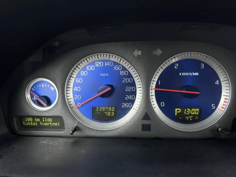 Black Volvo XC90 2006 in Riga, with an engine capacity of 2.40 L and mileage of 340 thousand km for 5100 €, photo 8 on AUTOMOTO.COM.LV