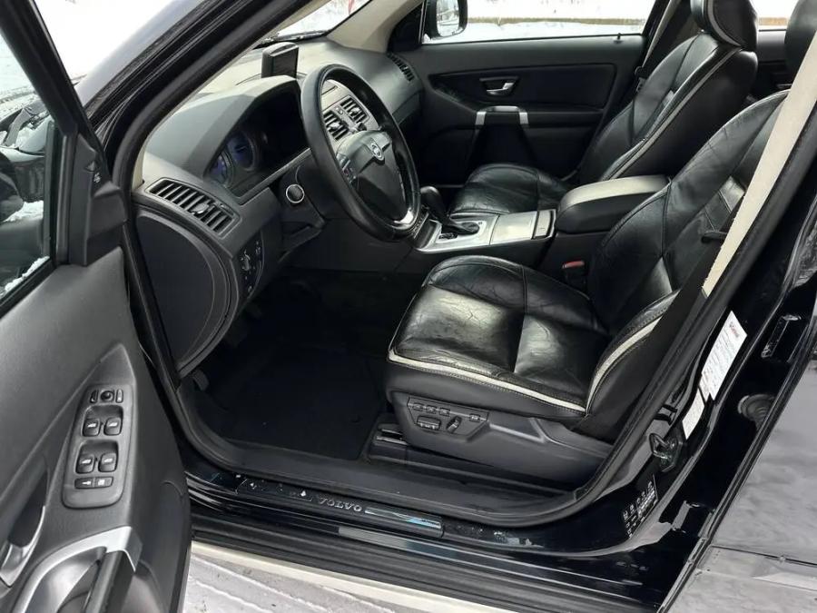 Black Volvo XC90 2006 in Riga, with an engine capacity of 2.40 L and mileage of 340 thousand km for 5100 €, photo 12 on AUTOMOTO.COM.LV