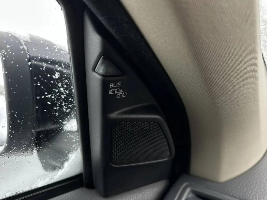 Black Volvo XC90 2006 in Riga, with an engine capacity of 2.40 L and mileage of 340 thousand km for 5100 €, photo 13 on AUTOMOTO.COM.LV