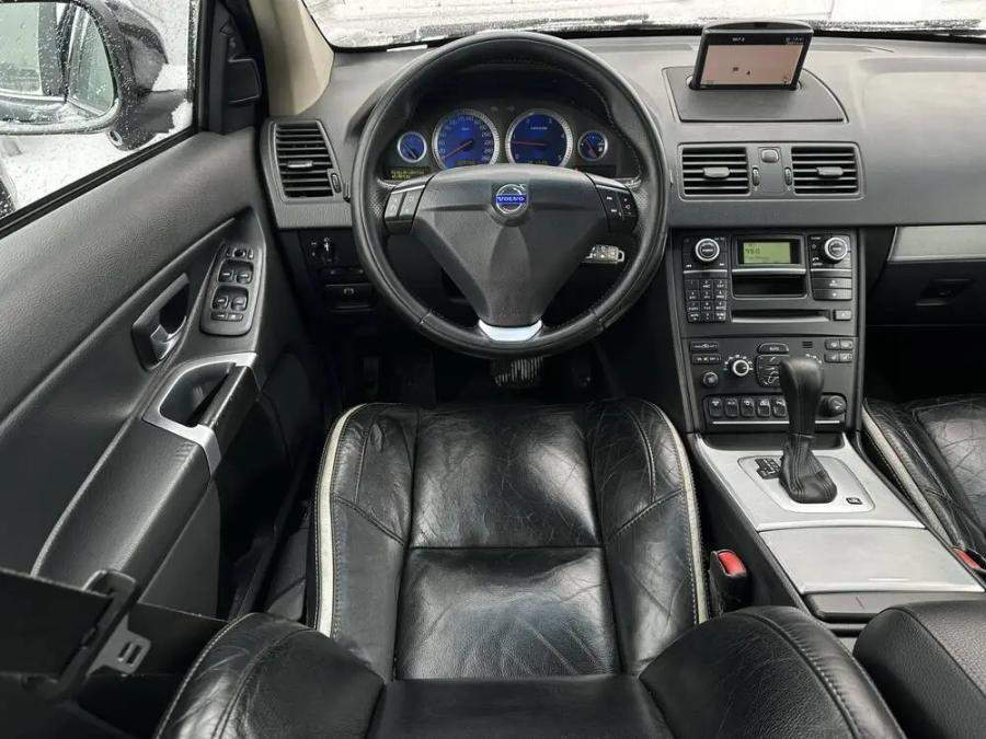 Black Volvo XC90 2006 in Riga, with an engine capacity of 2.40 L and mileage of 340 thousand km for 5100 €, photo 14 on AUTOMOTO.COM.LV