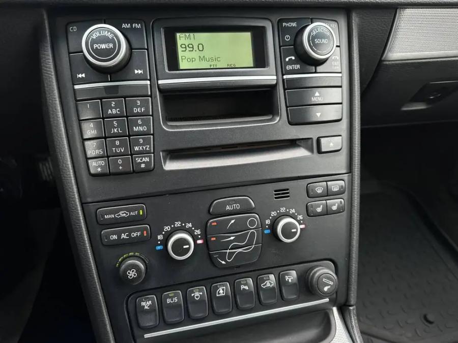 Black Volvo XC90 2006 in Riga, with an engine capacity of 2.40 L and mileage of 340 thousand km for 5100 €, photo 17 on AUTOMOTO.COM.LV