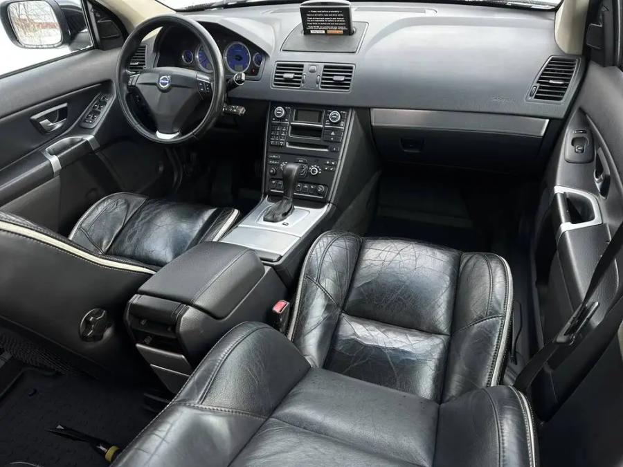 Black Volvo XC90 2006 in Riga, with an engine capacity of 2.40 L and mileage of 340 thousand km for 5100 €, photo 19 on AUTOMOTO.COM.LV