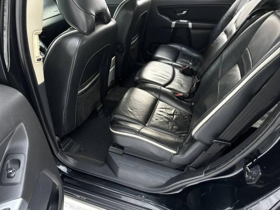 Black Volvo XC90 2006 in Riga, with an engine capacity of 2.40 L and mileage of 340 thousand km for 5100 €, photo 22 on AUTOMOTO.COM.LV