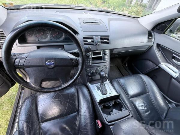 Black Volvo XC90 2006 in Jelgava, with an engine capacity of 2.40 L and mileage of 350 thousand km for 4100 €, photo 4 on AUTOMOTO.COM.LV