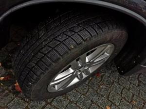 Black Volvo XC90 2006 in Riga, with an engine capacity of 2.40 L and mileage of 385 thousand km for 5190 €, photo 3 on AUTOMOTO.COM.LV