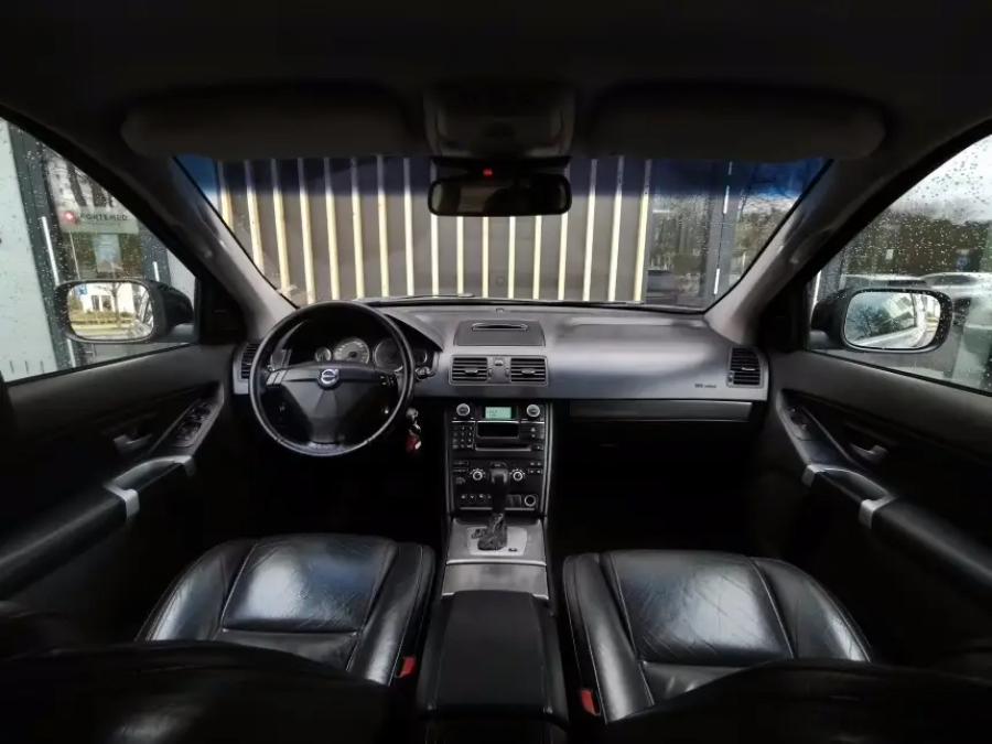 Black Volvo XC90 2006 in Riga, with an engine capacity of 2.40 L and mileage of 385 thousand km for 5190 €, photo 5 on AUTOMOTO.COM.LV
