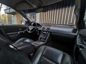 Black Volvo XC90 2006 in Riga, with an engine capacity of 2.40 L and mileage of 385 thousand km for 5190 €, photo 6 on AUTOMOTO.COM.LV