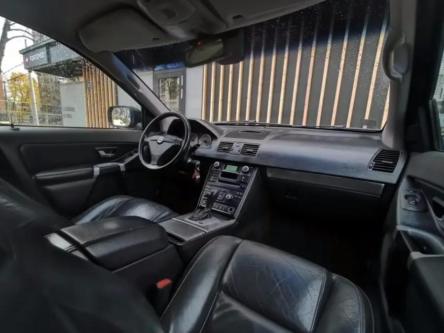 Black Volvo XC90 2006 in Riga, with an engine capacity of 2.40 L and mileage of 385 thousand km for 5190 €, photo 6 on AUTOMOTO.COM.LV