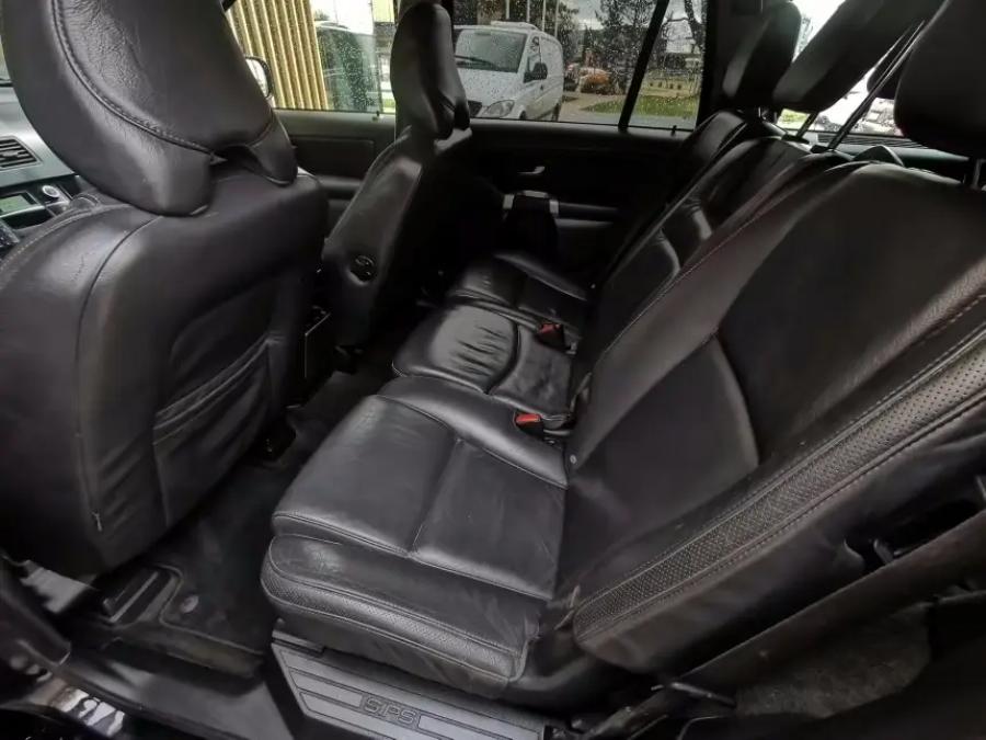 Black Volvo XC90 2006 in Riga, with an engine capacity of 2.40 L and mileage of 385 thousand km for 5190 €, photo 7 on AUTOMOTO.COM.LV