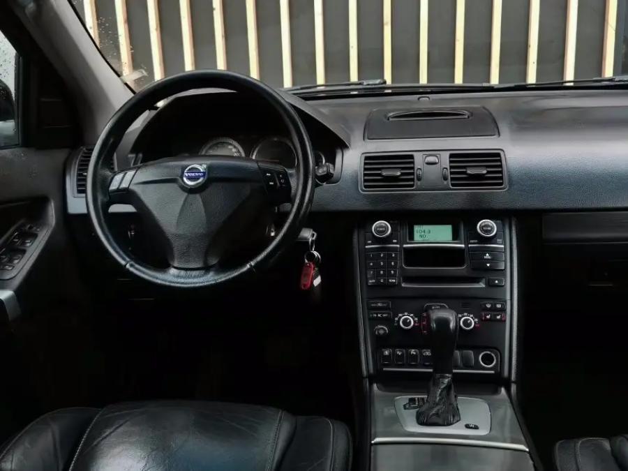 Black Volvo XC90 2006 in Riga, with an engine capacity of 2.40 L and mileage of 385 thousand km for 5190 €, photo 9 on AUTOMOTO.COM.LV