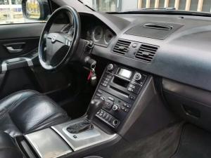 Black Volvo XC90 2006 in Riga, with an engine capacity of 2.40 L and mileage of 385 thousand km for 5190 €, photo 10 on AUTOMOTO.COM.LV