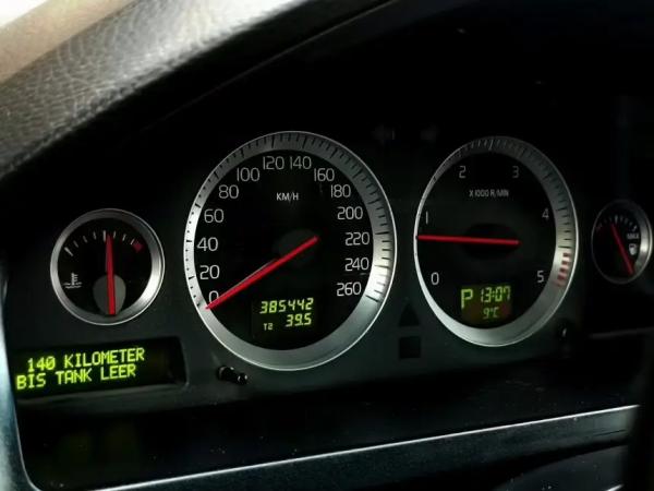 Melns Volvo XC90 2006 Rīga, ar dzinēja tilpumu 2.40 L un nobraukumu 385 tūkst. km par 5190 €, foto 10 vietnē AUTOMOTO.COM.LV