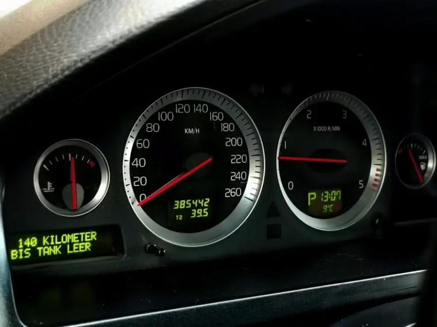 Black Volvo XC90 2006 in Riga, with an engine capacity of 2.40 L and mileage of 385 thousand km for 5190 €, photo 11 on AUTOMOTO.COM.LV