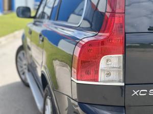 Black Volvo XC90 2006 in Rezekne, with an engine capacity of 2.40 L and mileage of 352 thousand km for 7790 €, photo 7 on AUTOMOTO.COM.LV