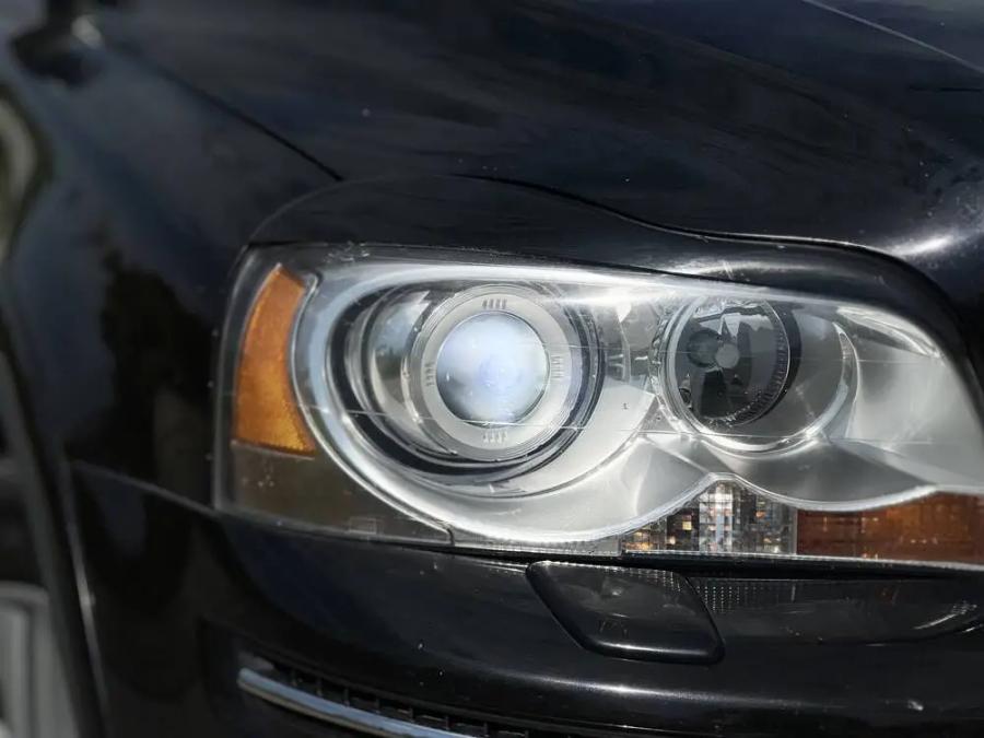 Black Volvo XC90 2006 in Rezekne, with an engine capacity of 2.40 L and mileage of 352 thousand km for 7790 €, photo 8 on AUTOMOTO.COM.LV
