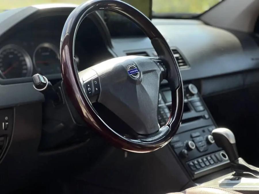 Black Volvo XC90 2006 in Rezekne, with an engine capacity of 2.40 L and mileage of 352 thousand km for 7790 €, photo 10 on AUTOMOTO.COM.LV