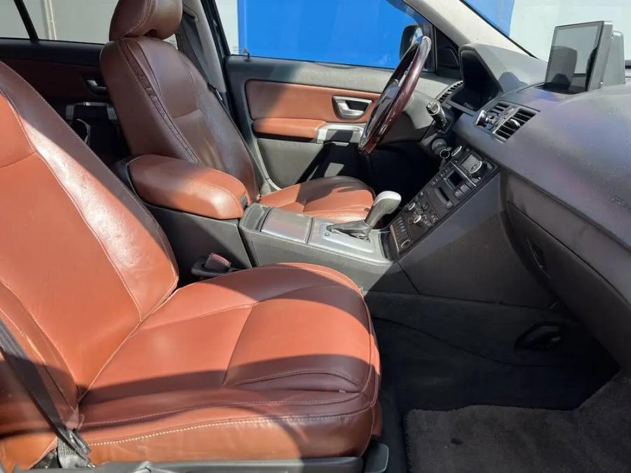 Black Volvo XC90 2006 in Rezekne, with an engine capacity of 2.40 L and mileage of 352 thousand km for 7790 €, photo 12 on AUTOMOTO.COM.LV