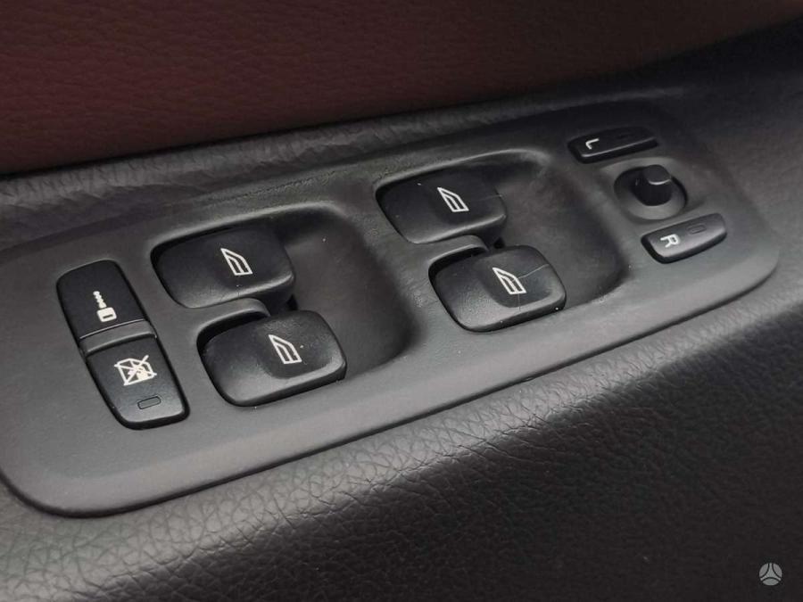 Melns Volvo XC90 2006 Viļņa, ar dzinēja tilpumu 2.40 L un nobraukumu 261 tūkst. km par 6999 €, foto 15 vietnē AUTOMOTO.COM.LV