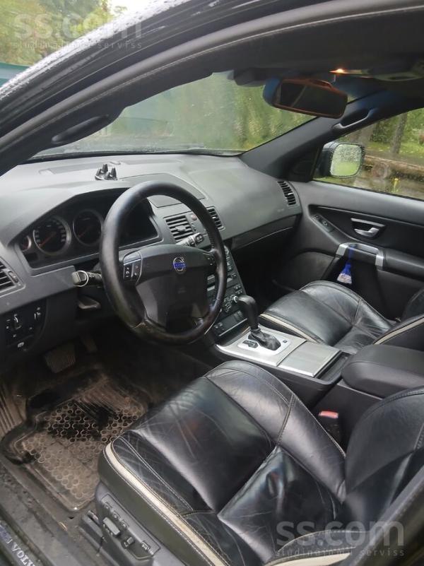 Black Volvo XC90 2006 in Jelgava, with an engine capacity of 2.40 L and mileage of 385 thousand km for 4650 €, photo 4 on AUTOMOTO.COM.LV