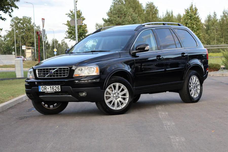 Black Volvo XC90 2006 in Jelgava, with an engine capacity of 2.40 L and mileage of 288 thousand km for 7500 €, photo 1 on AUTOMOTO.COM.LV