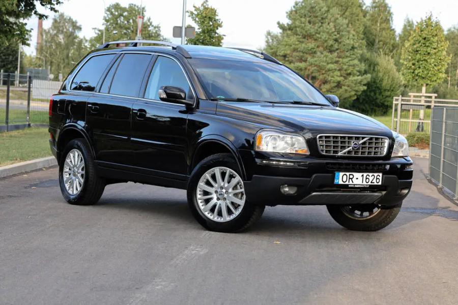 Black Volvo XC90 2006 in Jelgava, with an engine capacity of 2.40 L and mileage of 288 thousand km for 7500 €, photo 4 on AUTOMOTO.COM.LV