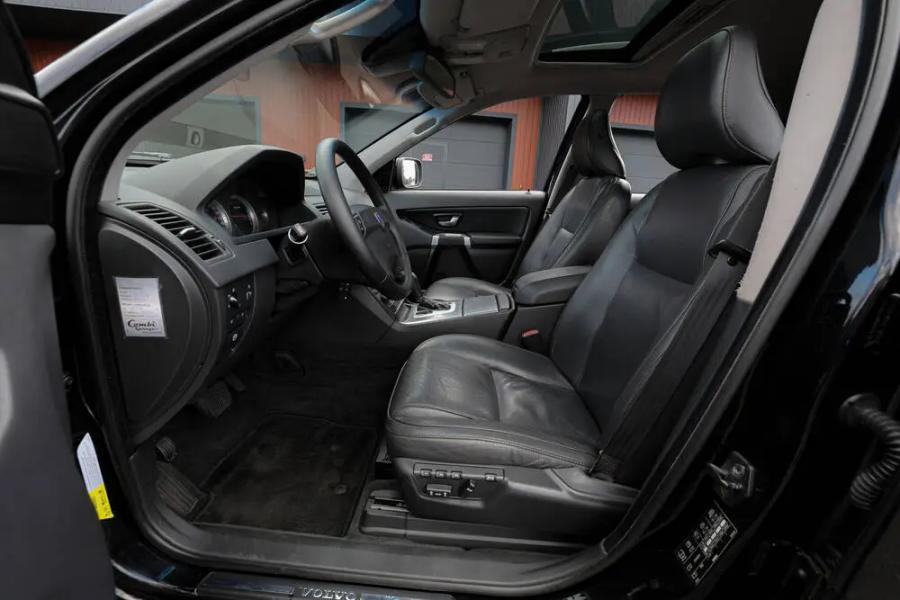 Black Volvo XC90 2006 in Jelgava, with an engine capacity of 2.40 L and mileage of 288 thousand km for 7500 €, photo 8 on AUTOMOTO.COM.LV