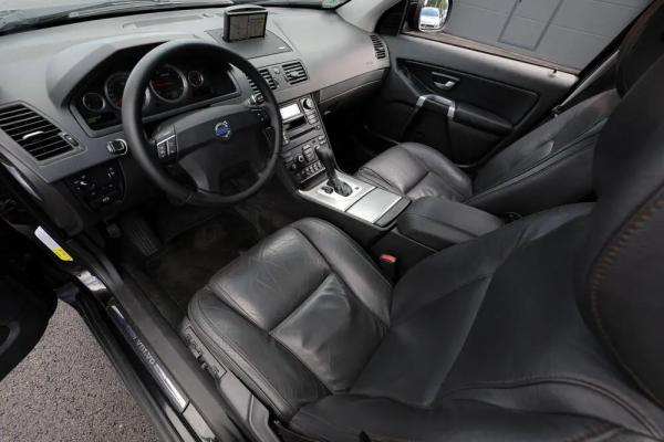 Melns Volvo XC90 2006 Jelgava, ar dzinēja tilpumu 2.40 L un nobraukumu 288 tūkst. km par 7500 €, foto 8 vietnē AUTOMOTO.COM.LV