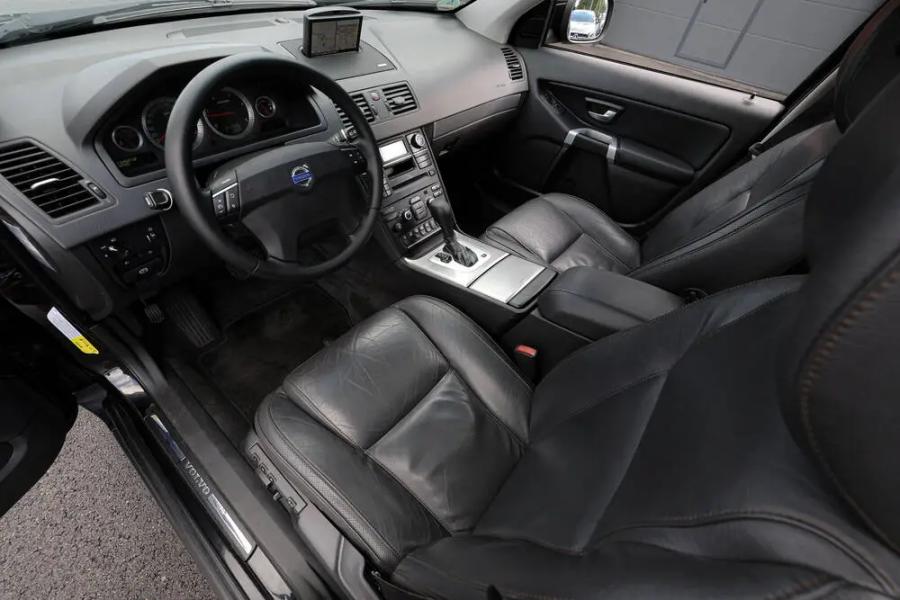Black Volvo XC90 2006 in Jelgava, with an engine capacity of 2.40 L and mileage of 288 thousand km for 7500 €, photo 9 on AUTOMOTO.COM.LV