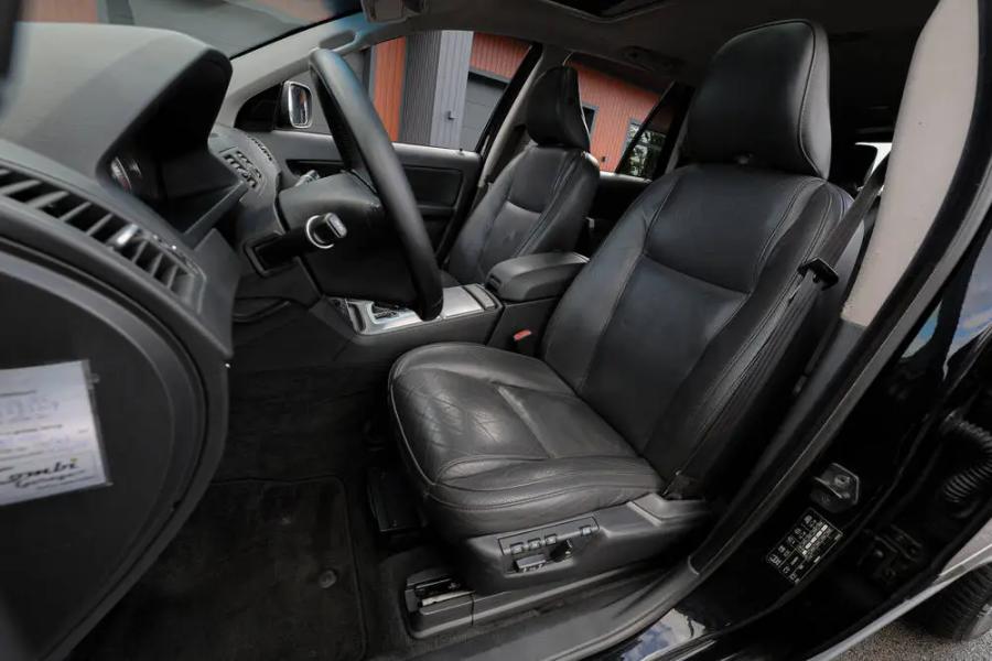 Black Volvo XC90 2006 in Jelgava, with an engine capacity of 2.40 L and mileage of 288 thousand km for 7500 €, photo 10 on AUTOMOTO.COM.LV