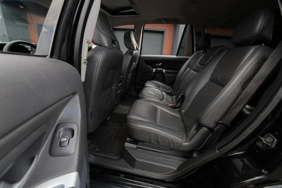 Black Volvo XC90 2006 in Jelgava, with an engine capacity of 2.40 L and mileage of 288 thousand km for 7500 €, photo 11 on AUTOMOTO.COM.LV