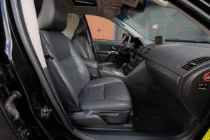 Black Volvo XC90 2006 in Jelgava, with an engine capacity of 2.40 L and mileage of 288 thousand km for 7500 €, photo 13 on AUTOMOTO.COM.LV