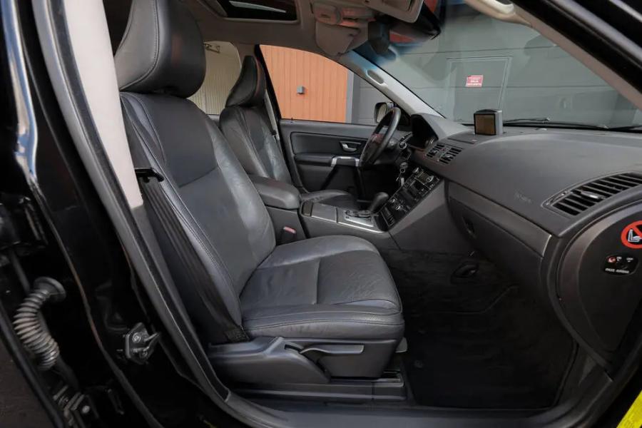 Black Volvo XC90 2006 in Jelgava, with an engine capacity of 2.40 L and mileage of 288 thousand km for 7500 €, photo 13 on AUTOMOTO.COM.LV