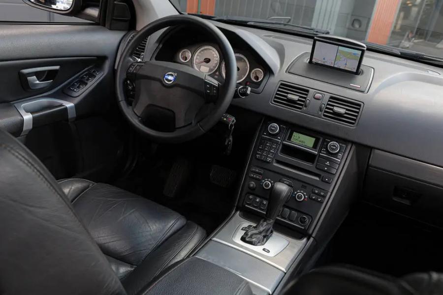Black Volvo XC90 2006 in Jelgava, with an engine capacity of 2.40 L and mileage of 288 thousand km for 7500 €, photo 14 on AUTOMOTO.COM.LV