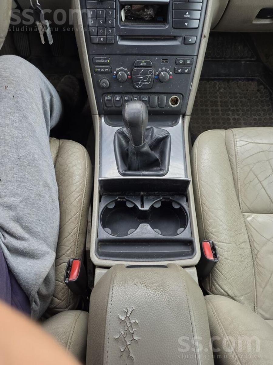 Melns Volvo XC90 2006 Bauska, ar dzinēja tilpumu 2.40 L un nobraukumu 334 tūkst. km par 2950 €, foto 3 vietnē AUTOMOTO.COM.LV