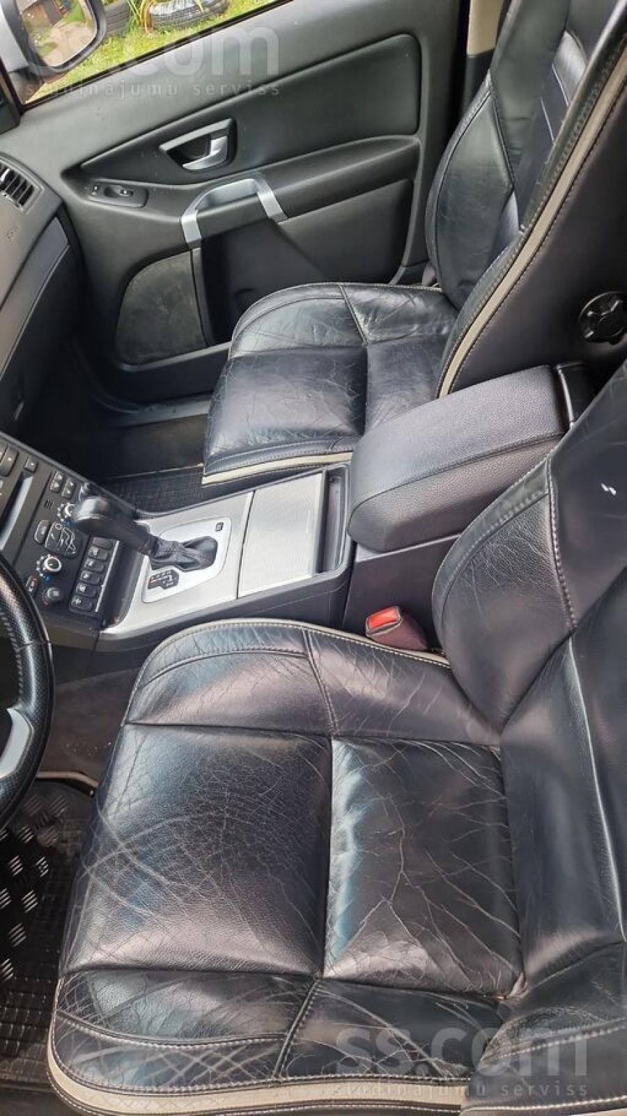 Black Volvo XC90 2006 in Riga, with an engine capacity of 2.40 L and mileage of 310 thousand km for 6900 €, photo 9 on AUTOMOTO.COM.LV