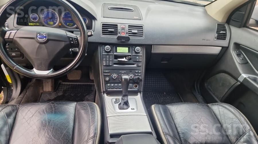 Black Volvo XC90 2006 in Riga, with an engine capacity of 2.40 L and mileage of 310 thousand km for 6900 €, photo 10 on AUTOMOTO.COM.LV