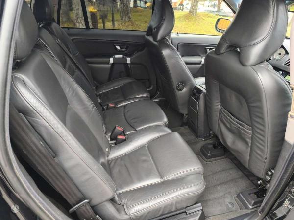 Black Volvo XC90 2007 in Utena, with an engine capacity of 2.40 L and mileage of 355 thousand km for 5650 €, photo 8 on AUTOMOTO.COM.LV