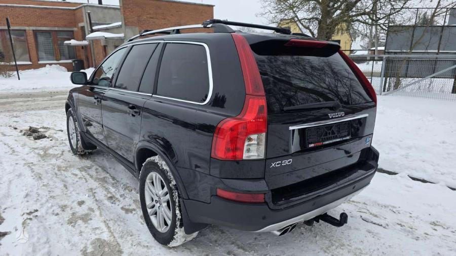 Black Volvo XC90 2007 in Siauliai, with an engine capacity of 2.40 L and mileage of 280 thousand km for 6999 €, photo 3 on AUTOMOTO.COM.LV