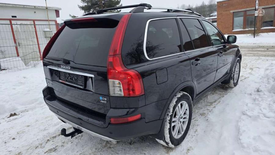 Black Volvo XC90 2007 in Siauliai, with an engine capacity of 2.40 L and mileage of 280 thousand km for 6999 €, photo 5 on AUTOMOTO.COM.LV