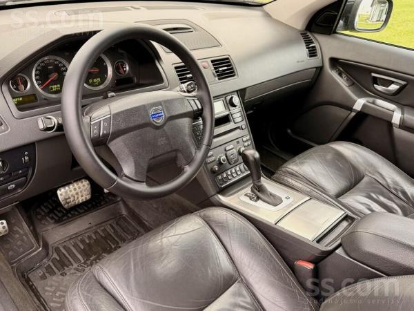 Black Volvo XC90 2007 in Riga, with an engine capacity of 2.40 L and mileage of 280 thousand km for 8790 €, photo 10 on AUTOMOTO.COM.LV