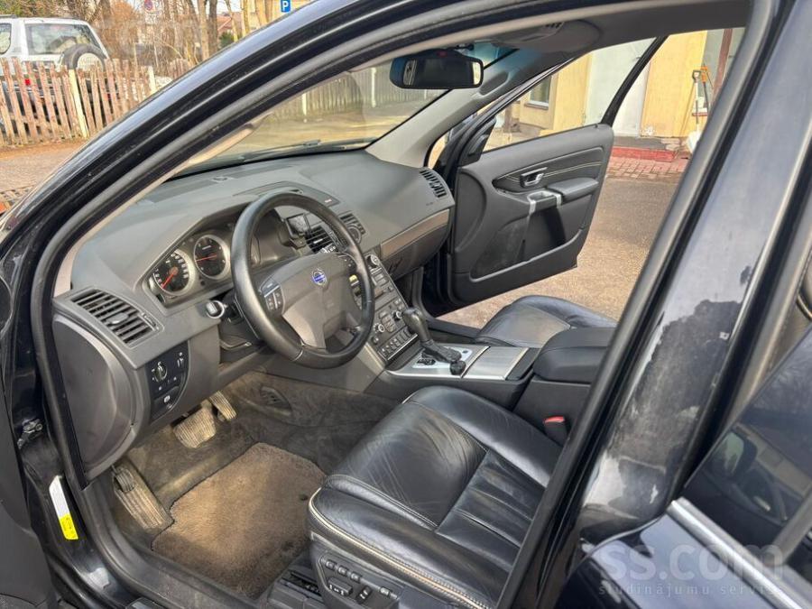Melns Volvo XC90 2007 Rīga, ar dzinēja tilpumu 2.40 L un nobraukumu 325 tūkst. km par 6450 €, foto 13 vietnē AUTOMOTO.COM.LV