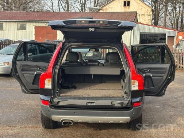 Black Volvo XC90 2007 in Riga, with an engine capacity of 2.40 L and mileage of 325 thousand km for 6450 €, photo 6 on AUTOMOTO.COM.LV