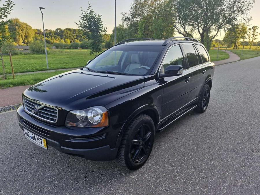 Black Volvo XC90 2007 in Vilnius, with an engine capacity of 2.40 L and mileage of 292 thousand km for 6350 €, photo 1 on AUTOMOTO.COM.LV