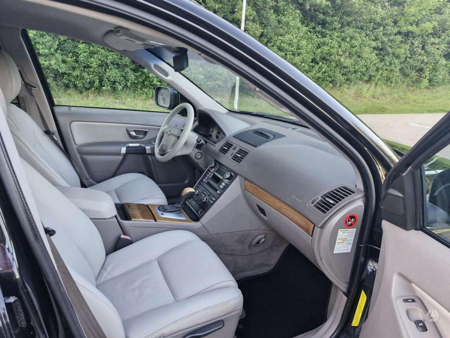Black Volvo XC90 2007 in Vilnius, with an engine capacity of 2.40 L and mileage of 292 thousand km for 6350 €, photo 11 on AUTOMOTO.COM.LV