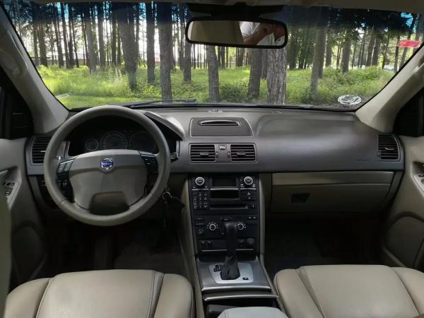 Black Volvo XC90 2007 in Riga, with an engine capacity of 2.40 L and mileage of 239 thousand km for 3000 €, photo 10 on AUTOMOTO.COM.LV